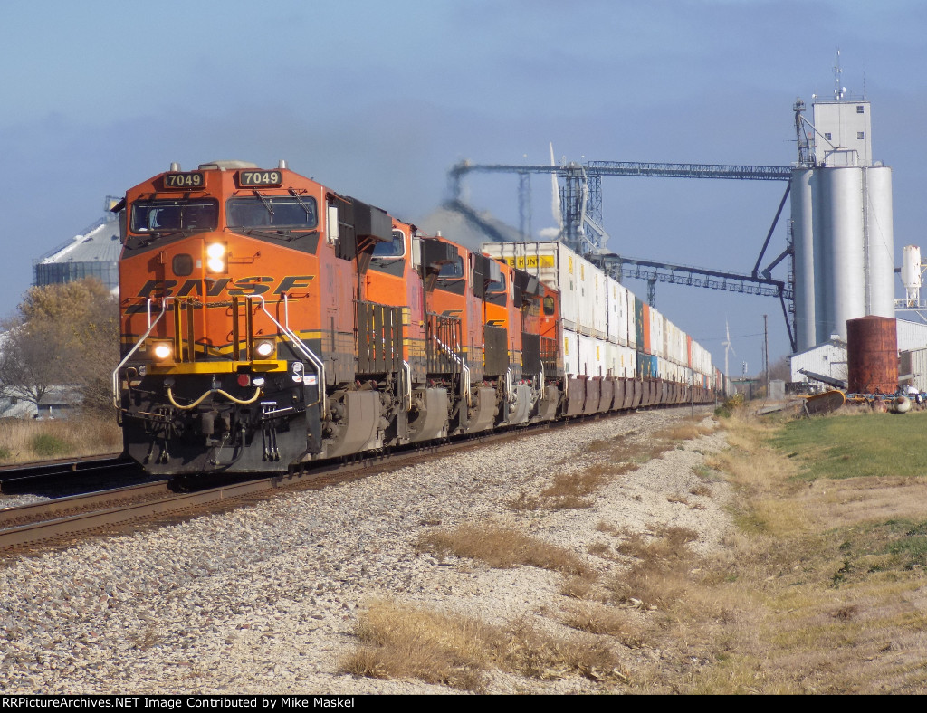 BNSF 7049